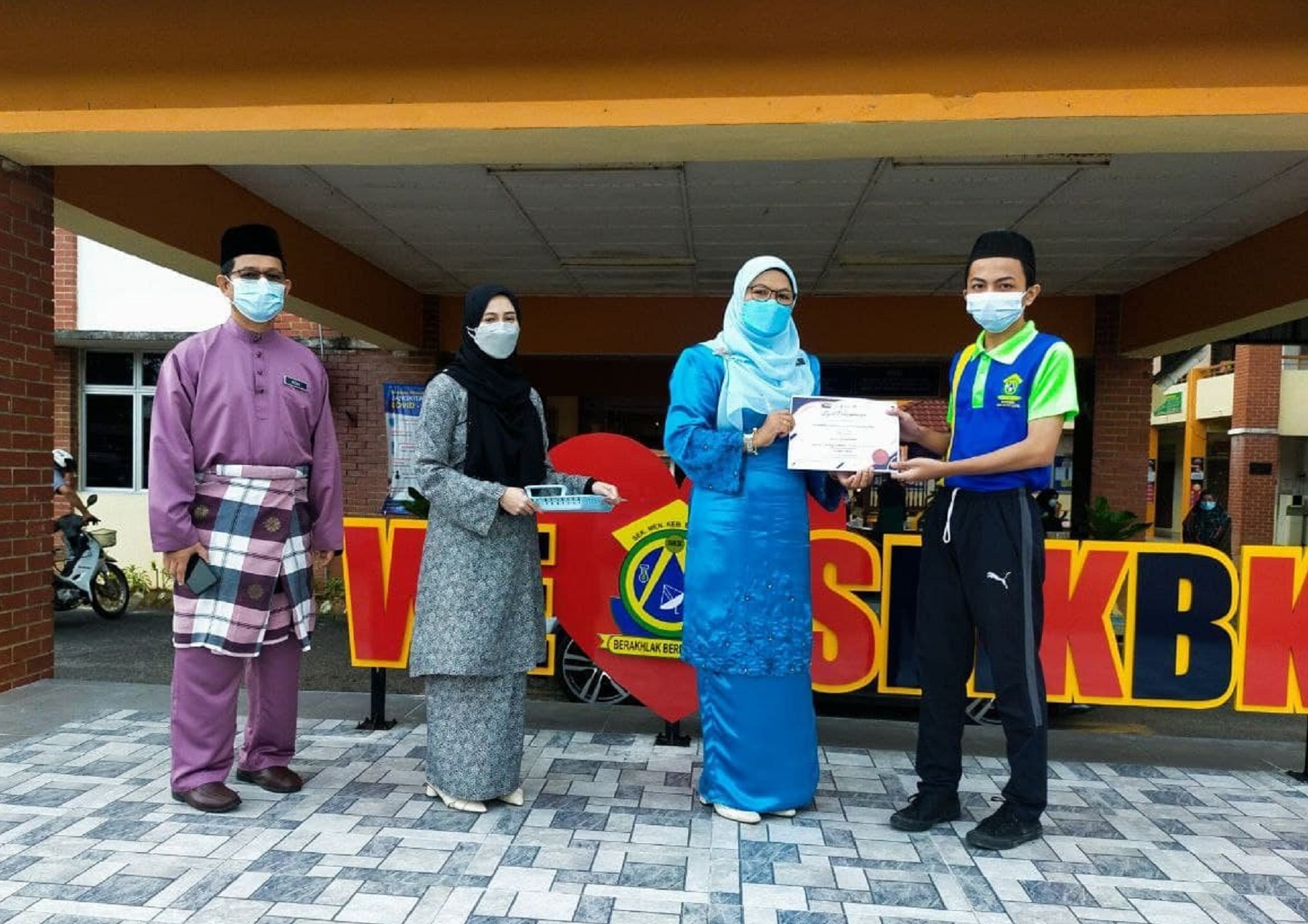 PROGRAM PENYERAHAN BANTUAN DAN KECEMERLANGAN KOKU PKP RAYA - AZLINA BTE ...